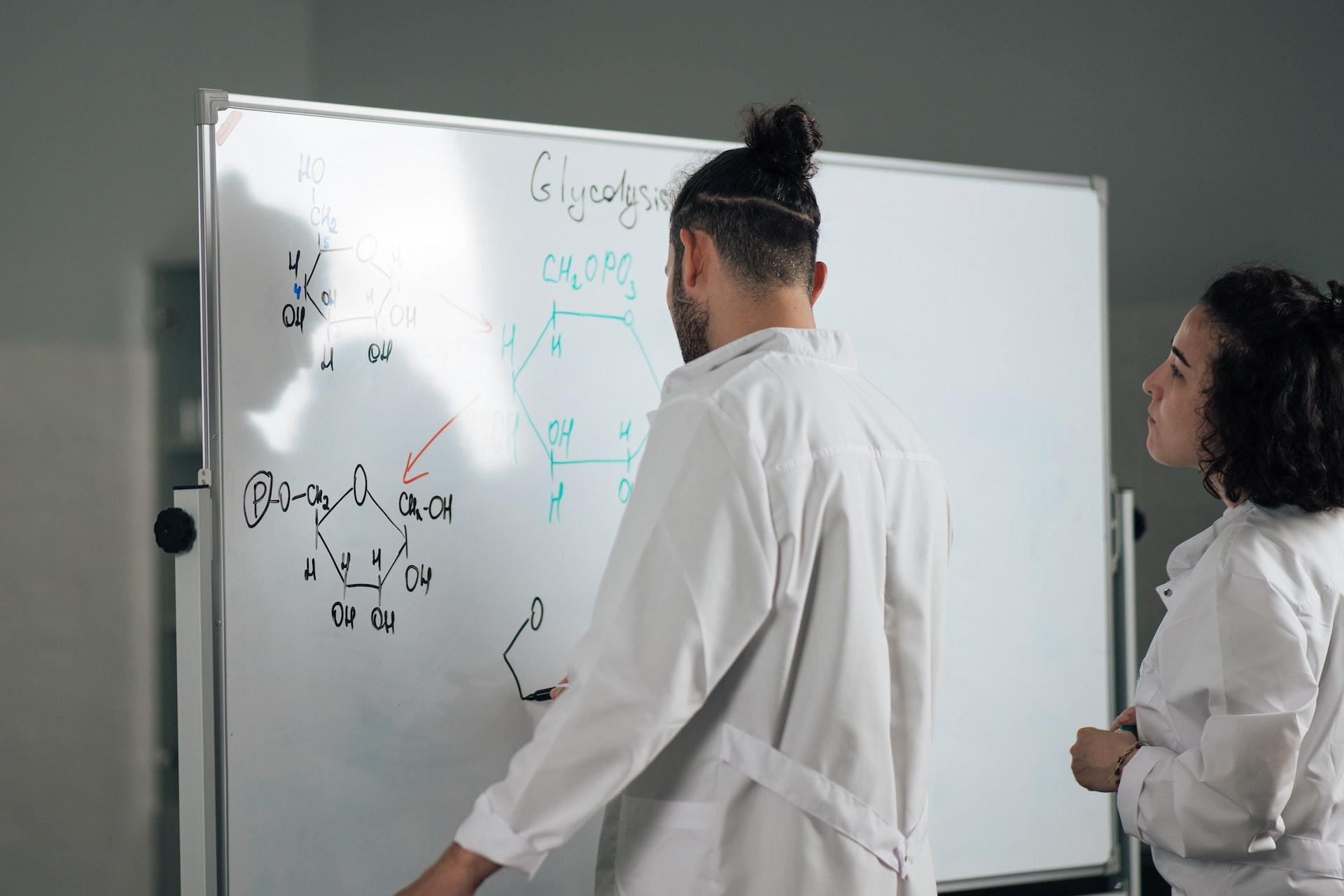 Onde buscar exemplos de atividades respondidas de química inorgânica?